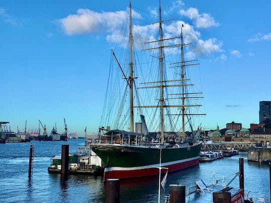 จอง Guided tour of the Port of Hamburg with fish sandwich and beer